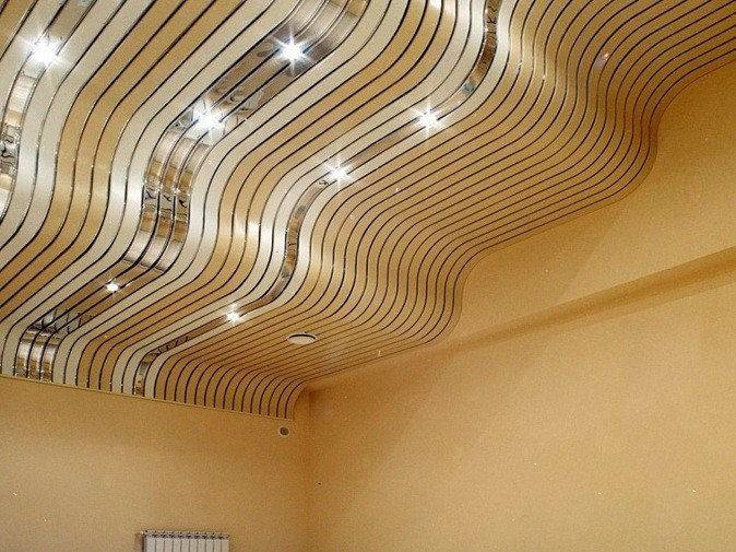 Монтаж реечного потолка: установка подвесного потолка из алюминиевых ...